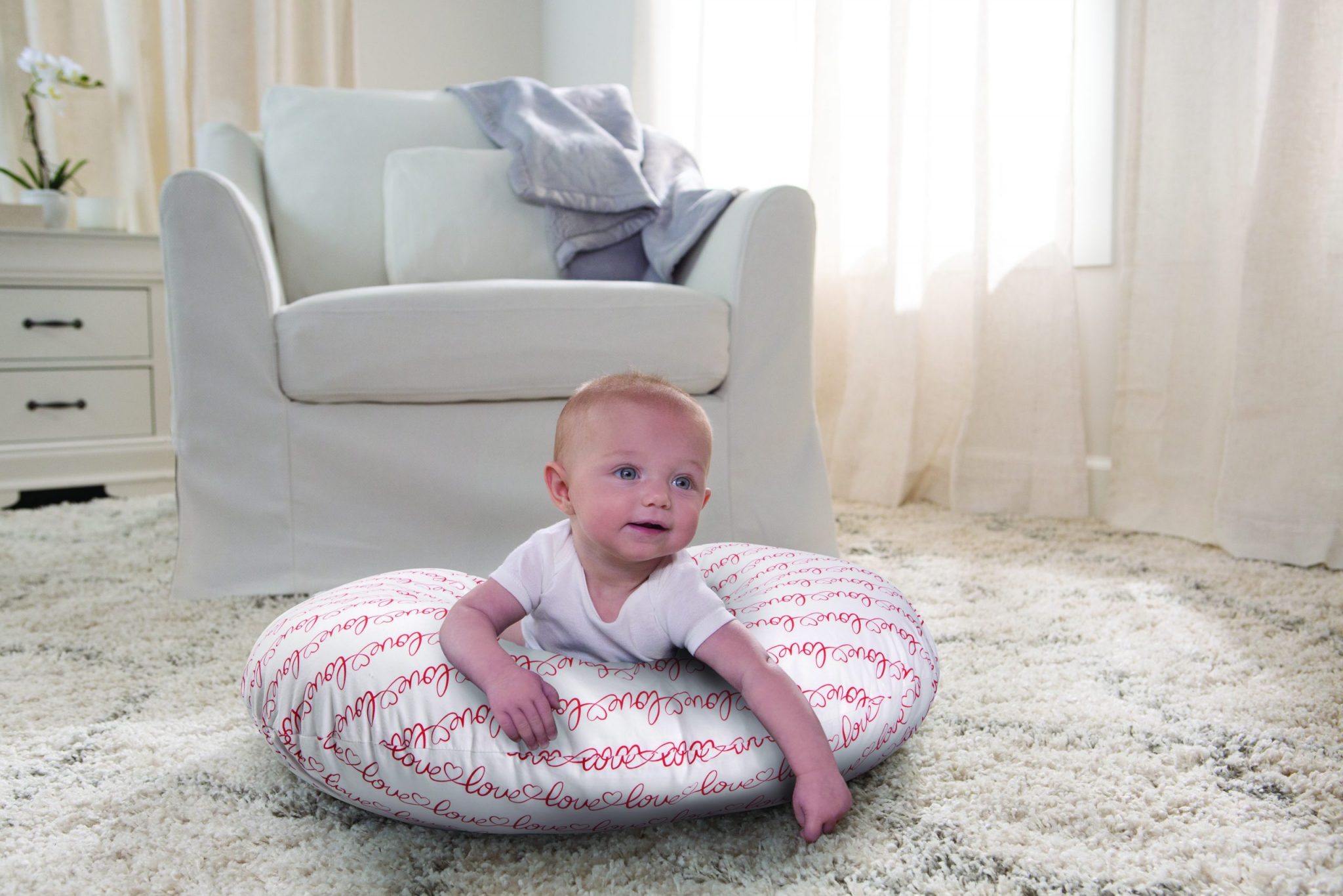 Gối cho bé bú Boppy Red Love Letters - MomMomCare.Com - Baby, Kid and Mom.